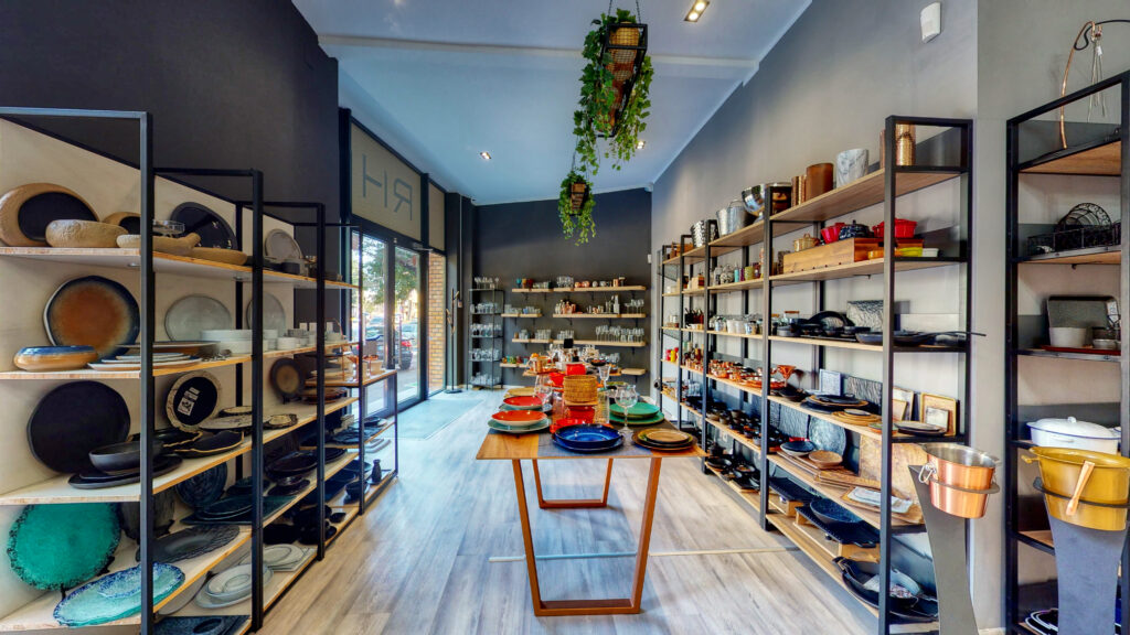 În plin an pandemic, o antreprenoare deschide un showroom de veselă ...